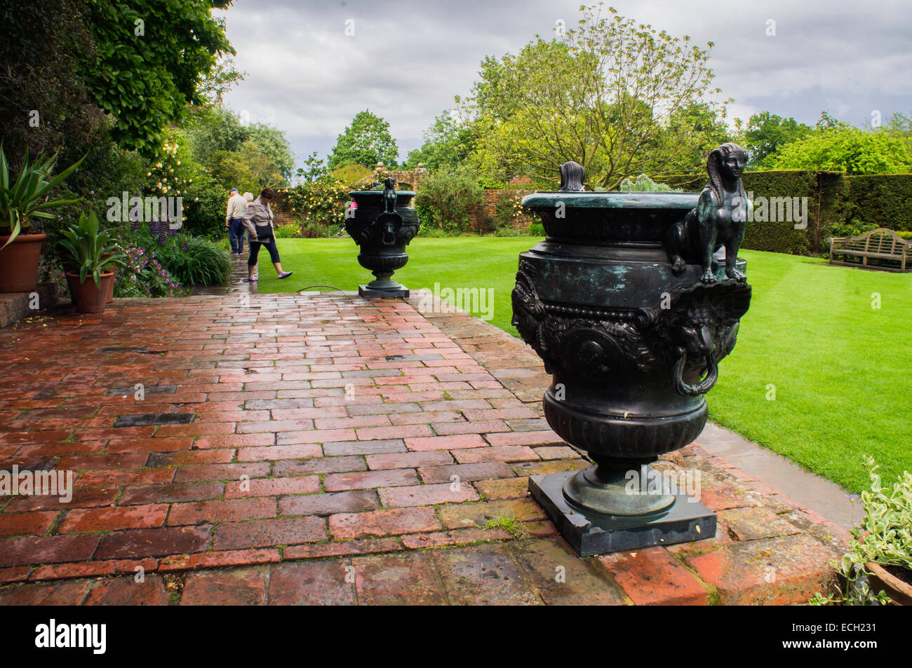 Sissinghurst Castle Garden - one of the world's most celebrated gardens ...