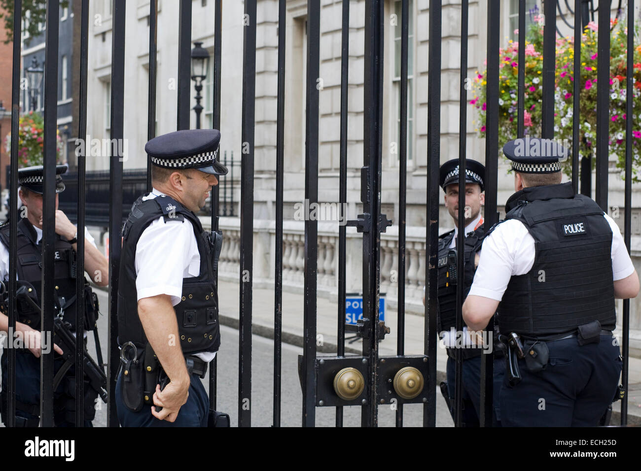 Downing street armed police guards hi-res stock photography and images ...