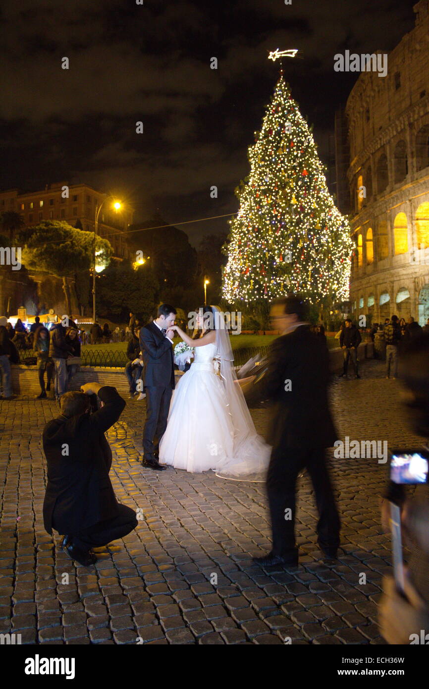 Rome, Italy. 13th December, 2014. Newly wed couple by the Christmas ...
