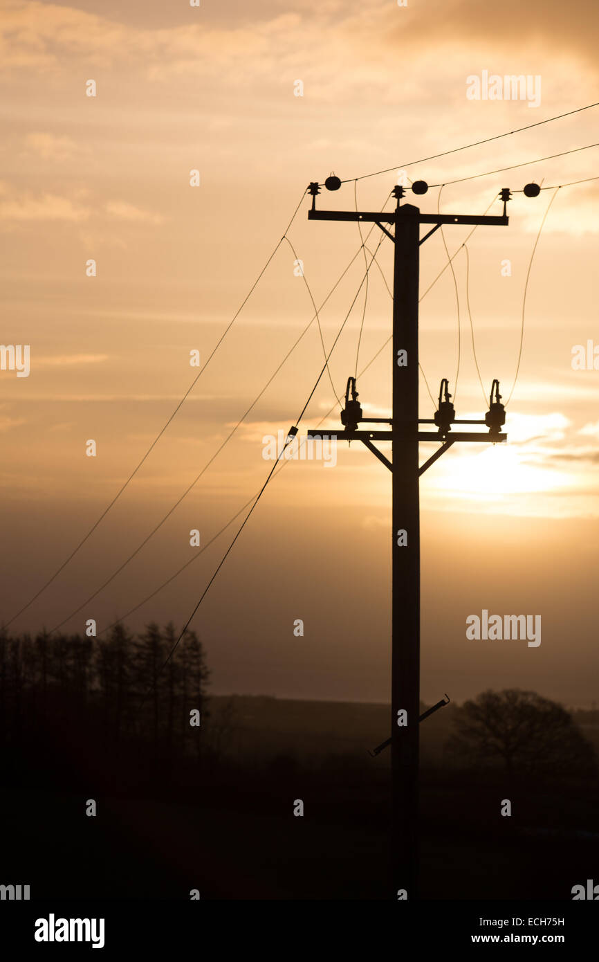 Overhead powerlines uk hi-res stock photography and images - Alamy