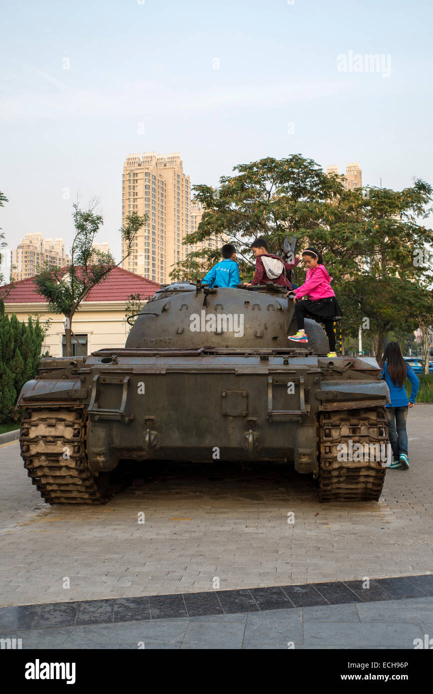 Children on army tank hi-res stock photography and images - Alamy