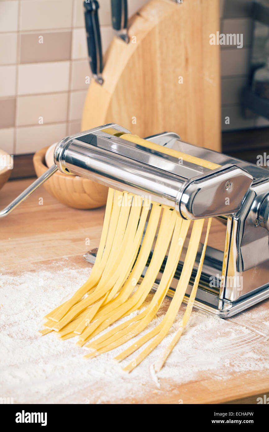 Vintage italian pasta making machine hi-res stock photography and ...