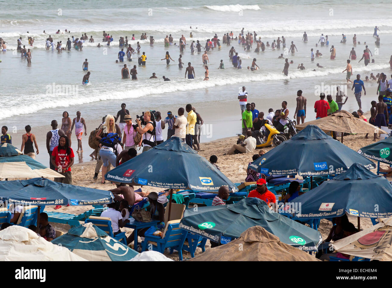 Weekend crowds on Labadi beach, Accra, Ghana, Africa Stock Photo - Alamy