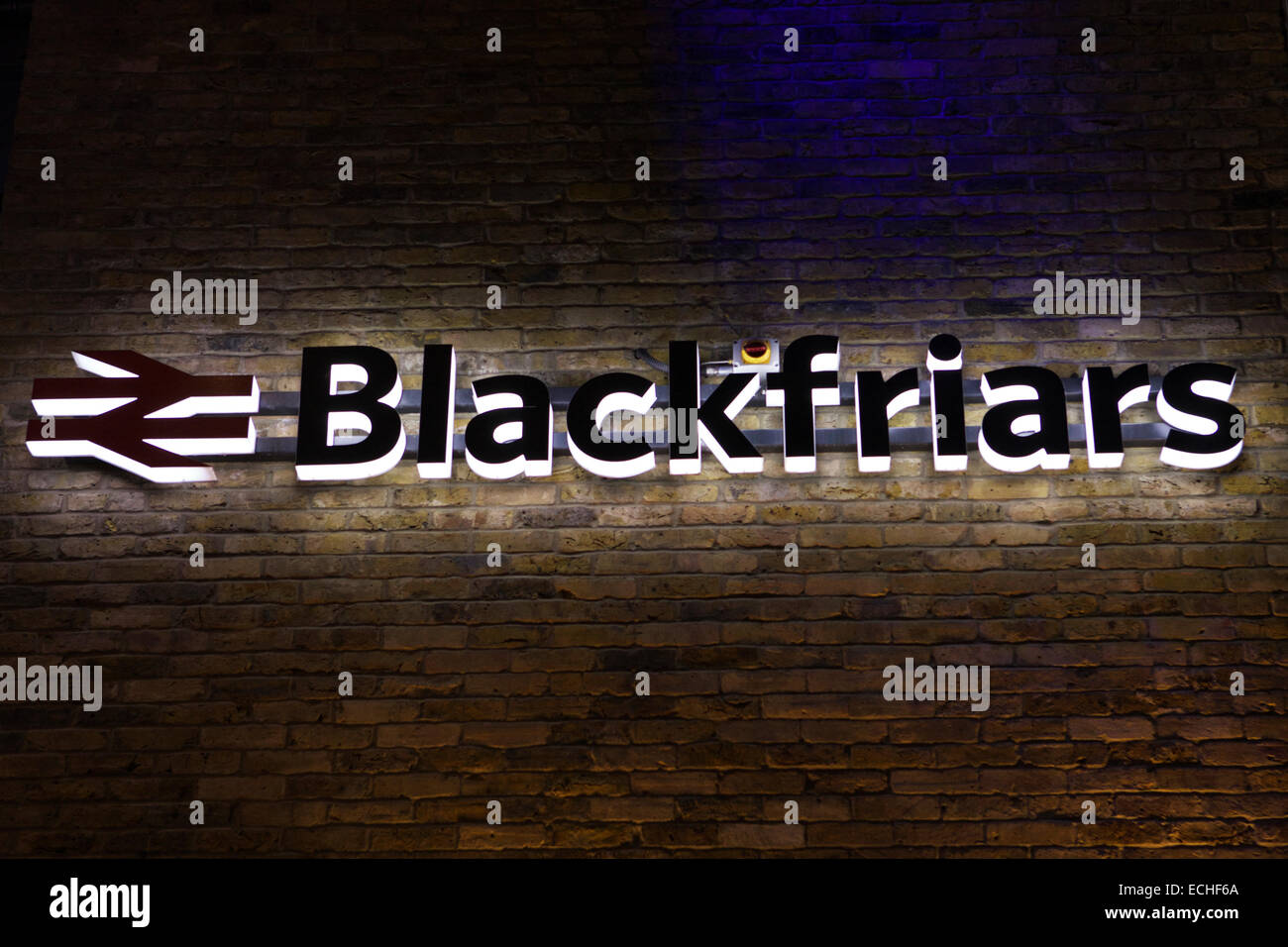 Blackfriars station night hi-res stock photography and images - Alamy