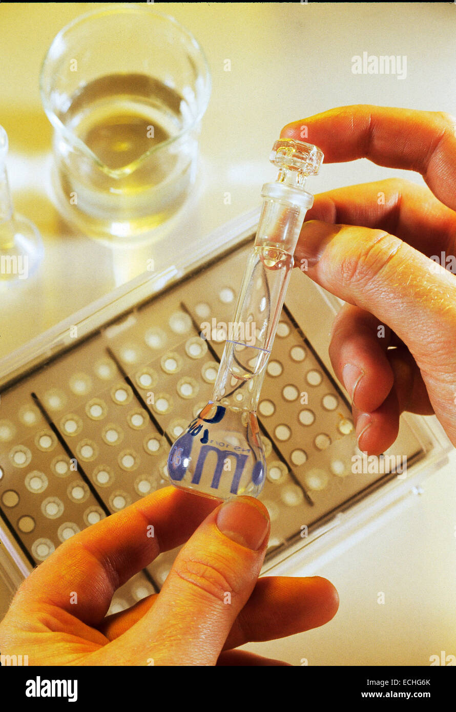 Multi well tray hi-res stock photography and images - Alamy