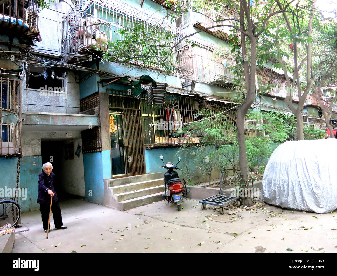 China chinese car street hi-res stock photography and images - Alamy