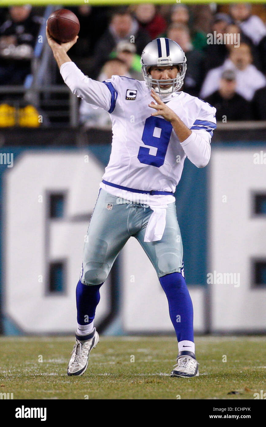 December 14, 2014: Dallas Cowboys quarterback Tony Romo (9) throws a ...