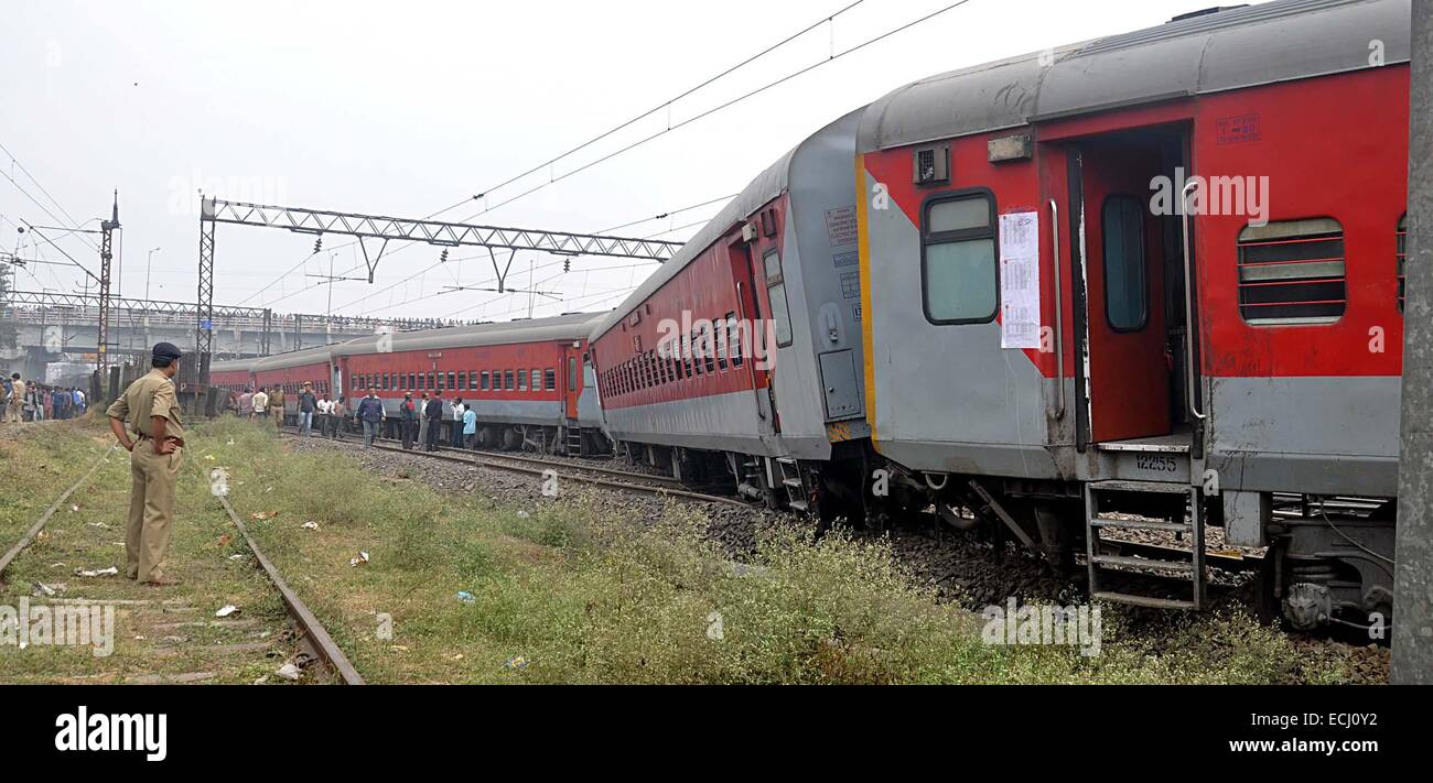 The Howrah-New Delhi Purba Express train derails at Liluah station in ...