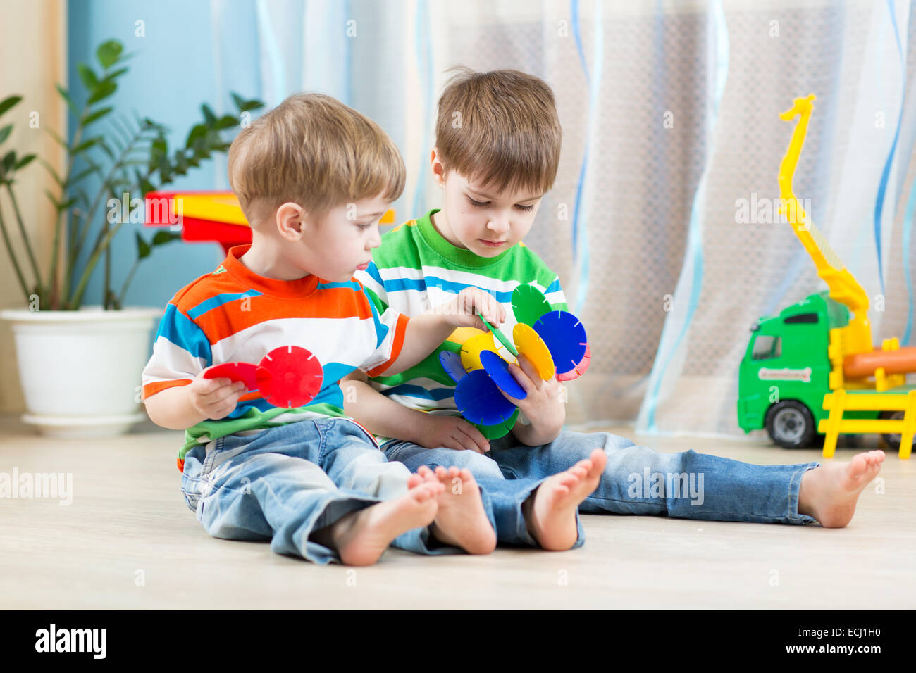 Two boys playing building blocks hi-res stock photography and images ...
