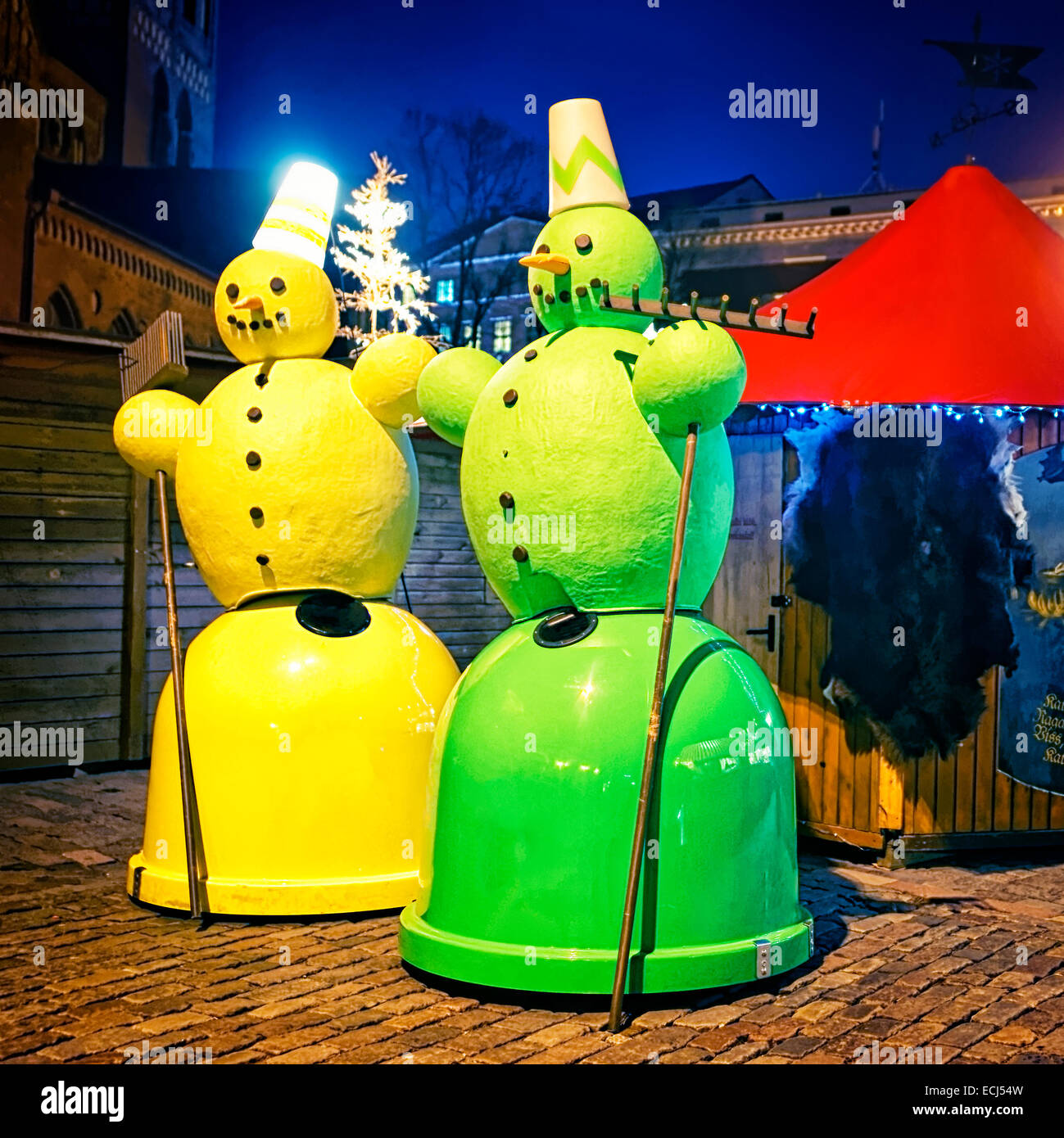 Street waste bin decorated as christmas snowman Stock Photo - Alamy