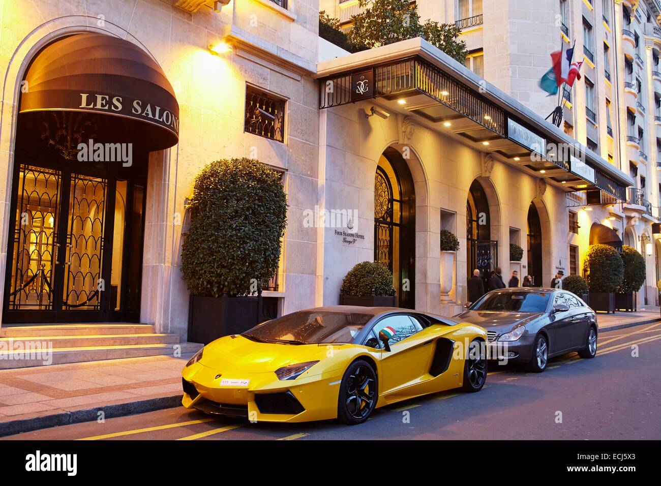 France, Paris, Georges V Avenue, Four Seasons Hotel George V Stock ...