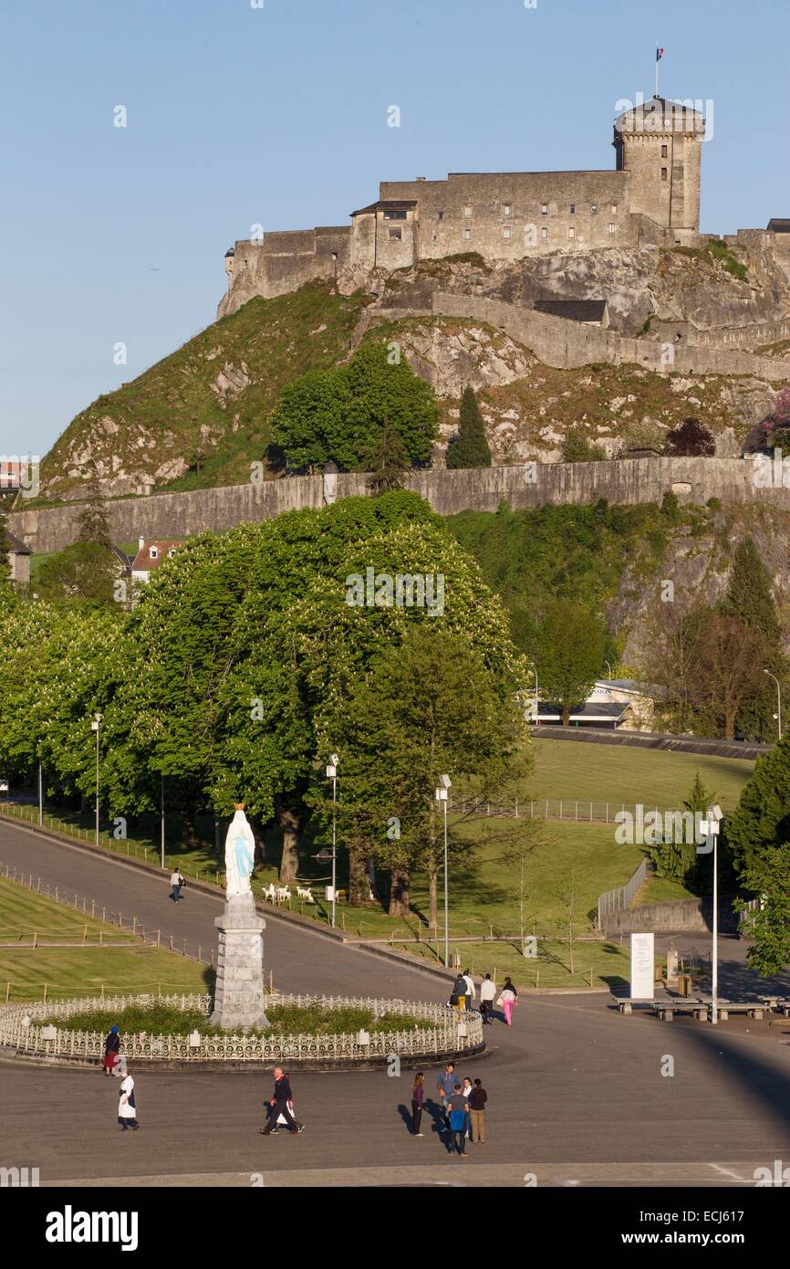 France, Hautes Pyrenees, Lourdes, Crowned Statue and Rosary Square ...