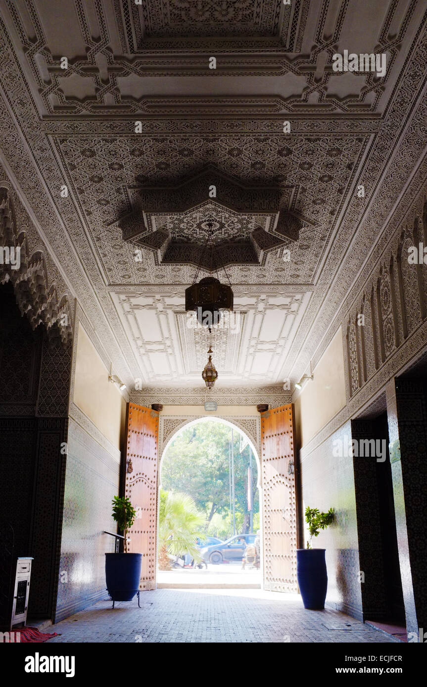 Moroccan hallway with ornate ceiling Stock Photo - Alamy