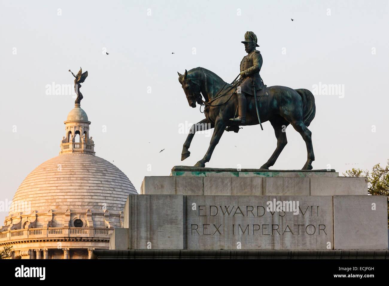 India, West Bengal, Calcutta (Kolkata), Edouard 7th statue before ...