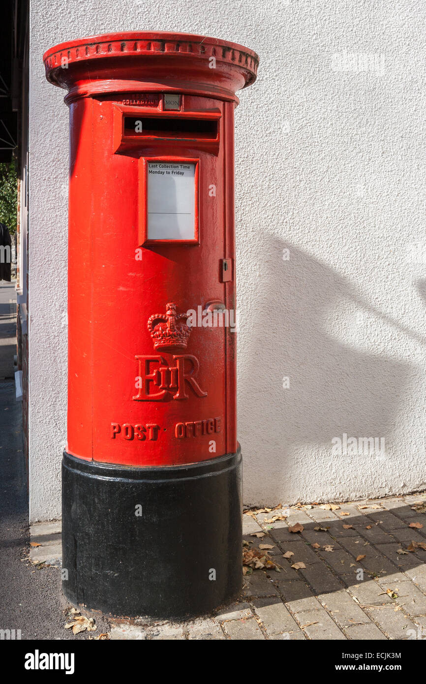 British red post box. Oxford, England Stock Photo - Alamy