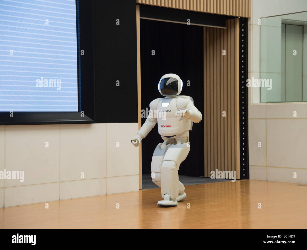 The robot Asimo performing at a meet and greet session at Honda HQ ...