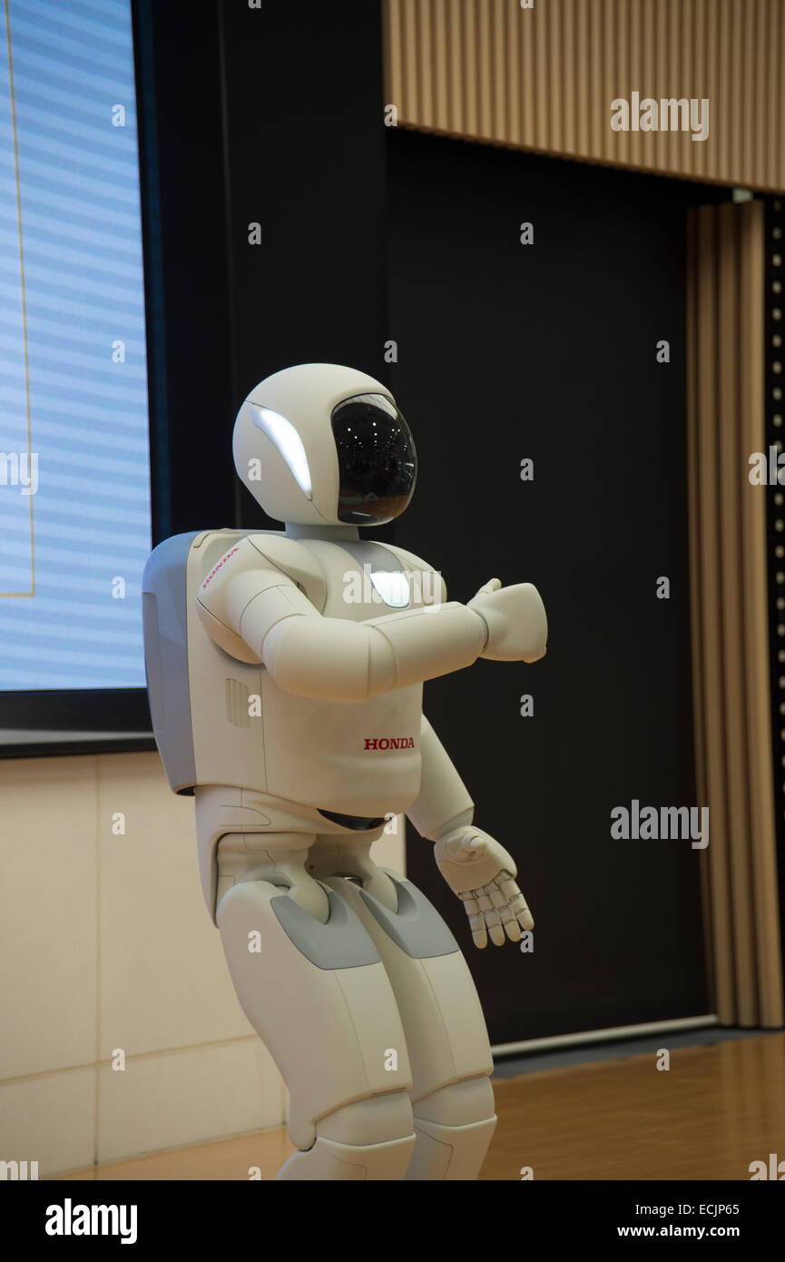The robot Asimo performing at a meet and greet session at Honda HQ ...
