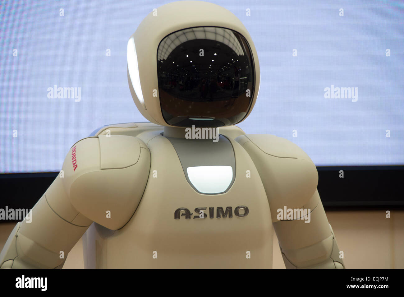 The robot Asimo performing at a meet and greet session at Honda HQ ...