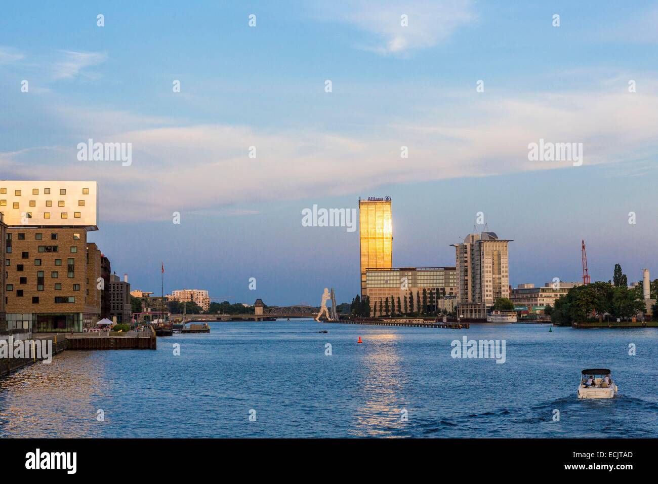 Germany, Berlin, East Berlin's Kreuzberg district, the Spree seen from ...