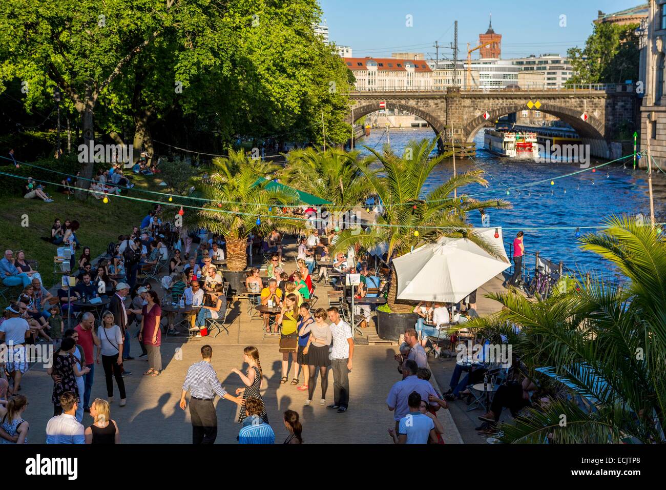Germany, Berlin, East Berlin, Mitte, the beach bar Standbar along the ...