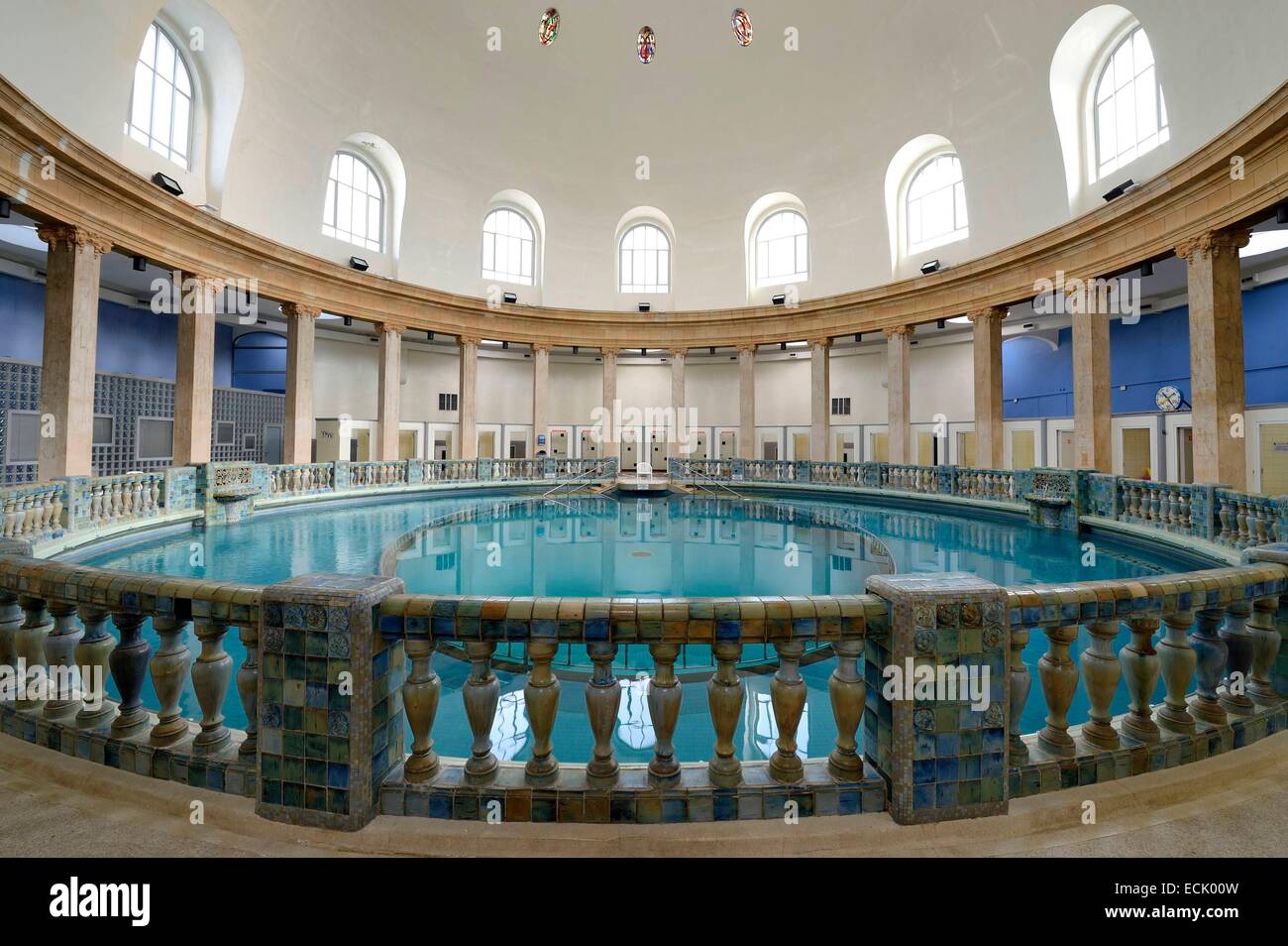 Round swimming pool hi-res stock photography and images - Alamy