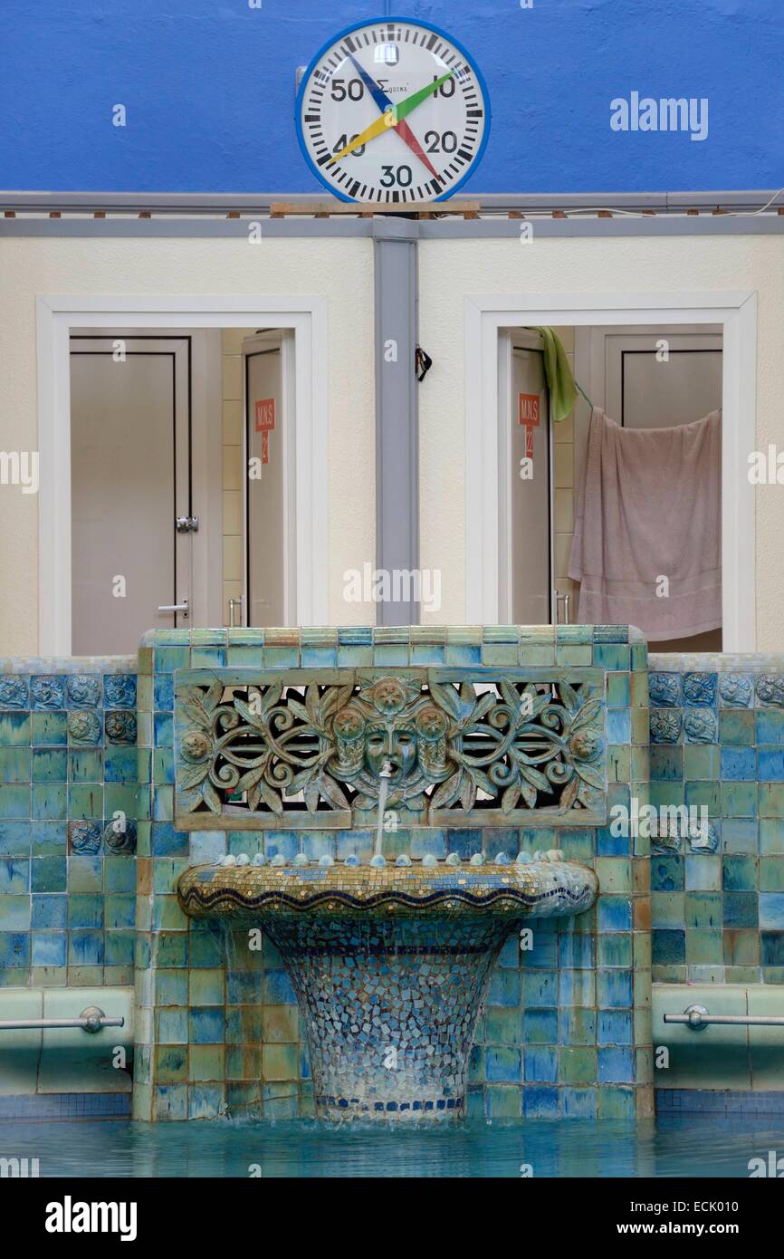 People swimming fountain hi-res stock photography and images - Alamy