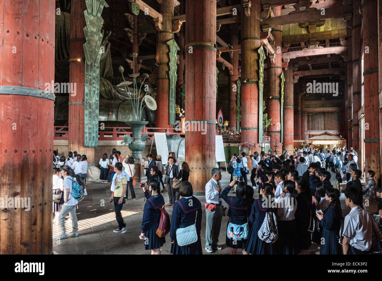 Tourists and visitors in the Great Buddha Hall (Daibutsuden) at Todai ...