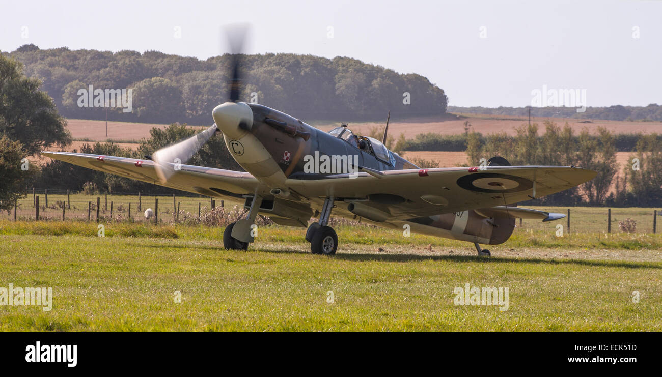 Spitfire pilot wwii hi-res stock photography and images - Alamy