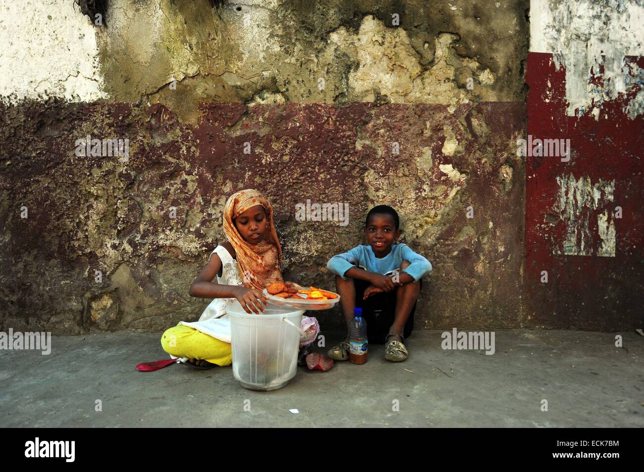 Kenya, Lamu archipelago, Lamu children selling food Stock Photo - Alamy