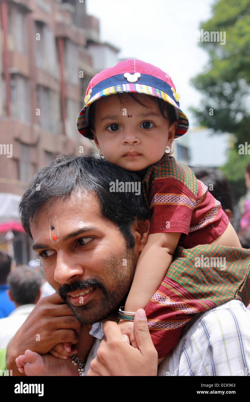 Man with child on shoulder Stock Photo - Alamy