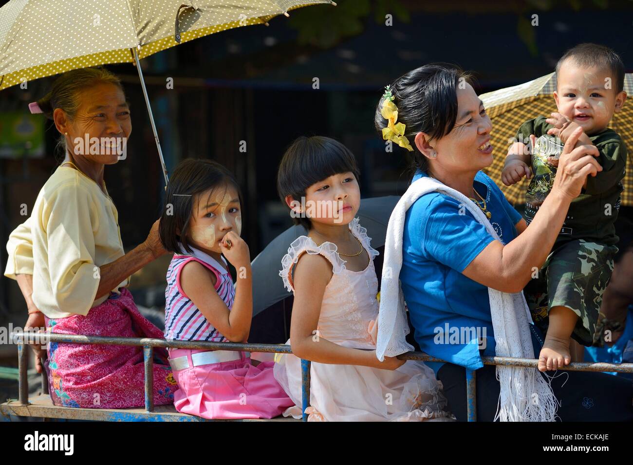 Myanmar (Burma), Kayin (Karen) State, Hpa-An, Karen family Stock Photo ...