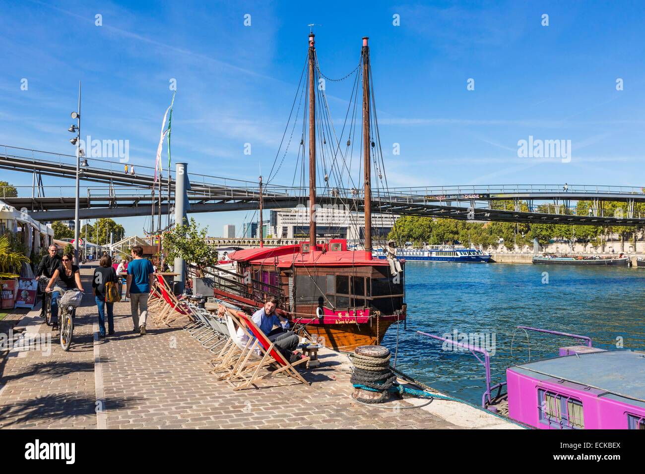 France, Paris, the Seine in the 13th arrondissement, beach bar during ...