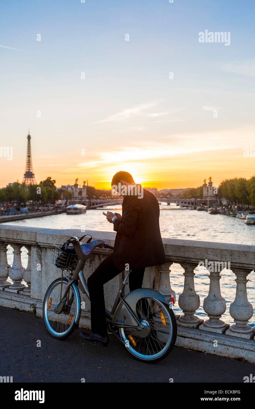 The man on the eiffel tower hi-res stock photography and images - Alamy