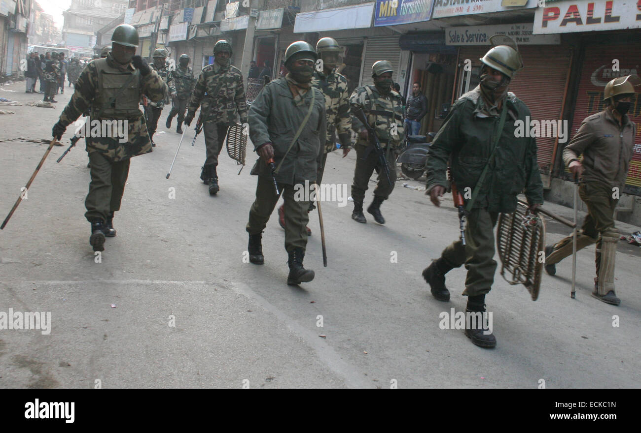 Indian paramilitary soldiers hi-res stock photography and images - Alamy