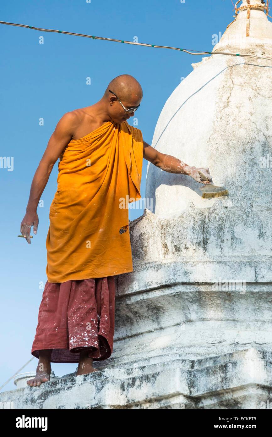 Myanmar (Burma), Mandalay Division, Mandalay, Sandamuni Pagoda, monk ...