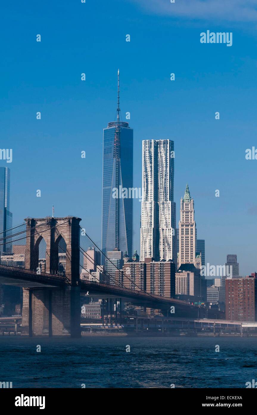 United States, New York, Brooklyn bridge and New York City skyline in ...