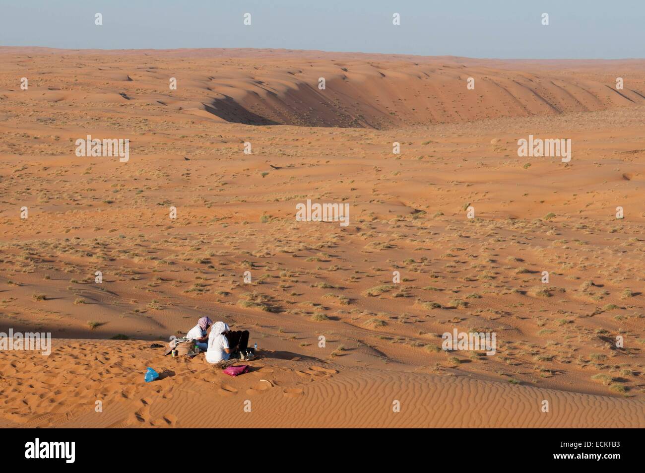 Oman, Wahiba Sands desert, Breakfast in the desert Stock Photo - Alamy