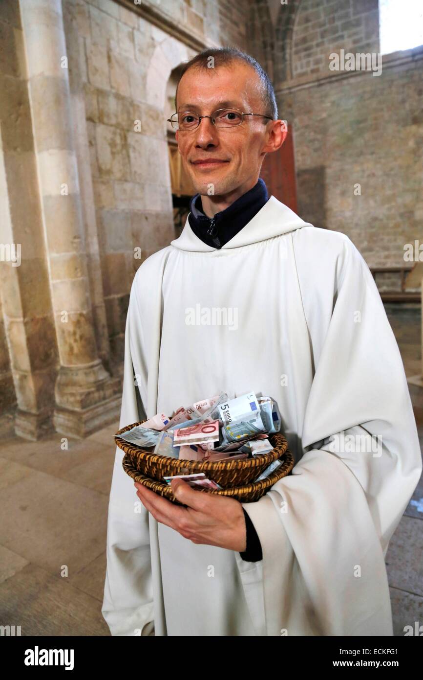 Medieval priest celebrating mass hi-res stock photography and images ...