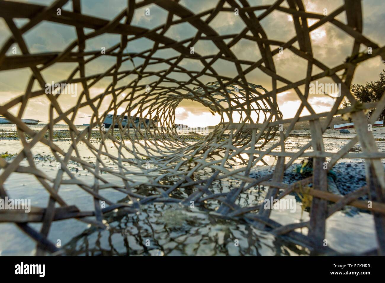 Africa fish traps fishing hi-res stock photography and images - Alamy