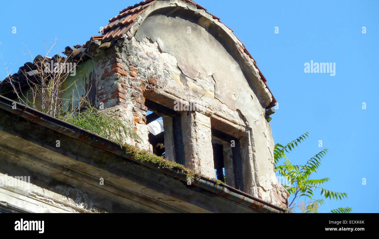 Run down overgrown old house hi-res stock photography and images - Alamy