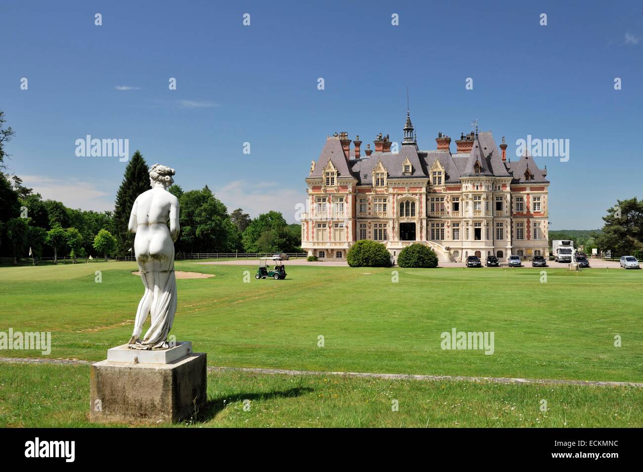 France, Aube, Chaource, Cinch castle, golf Troyes The Cinch, statue ...