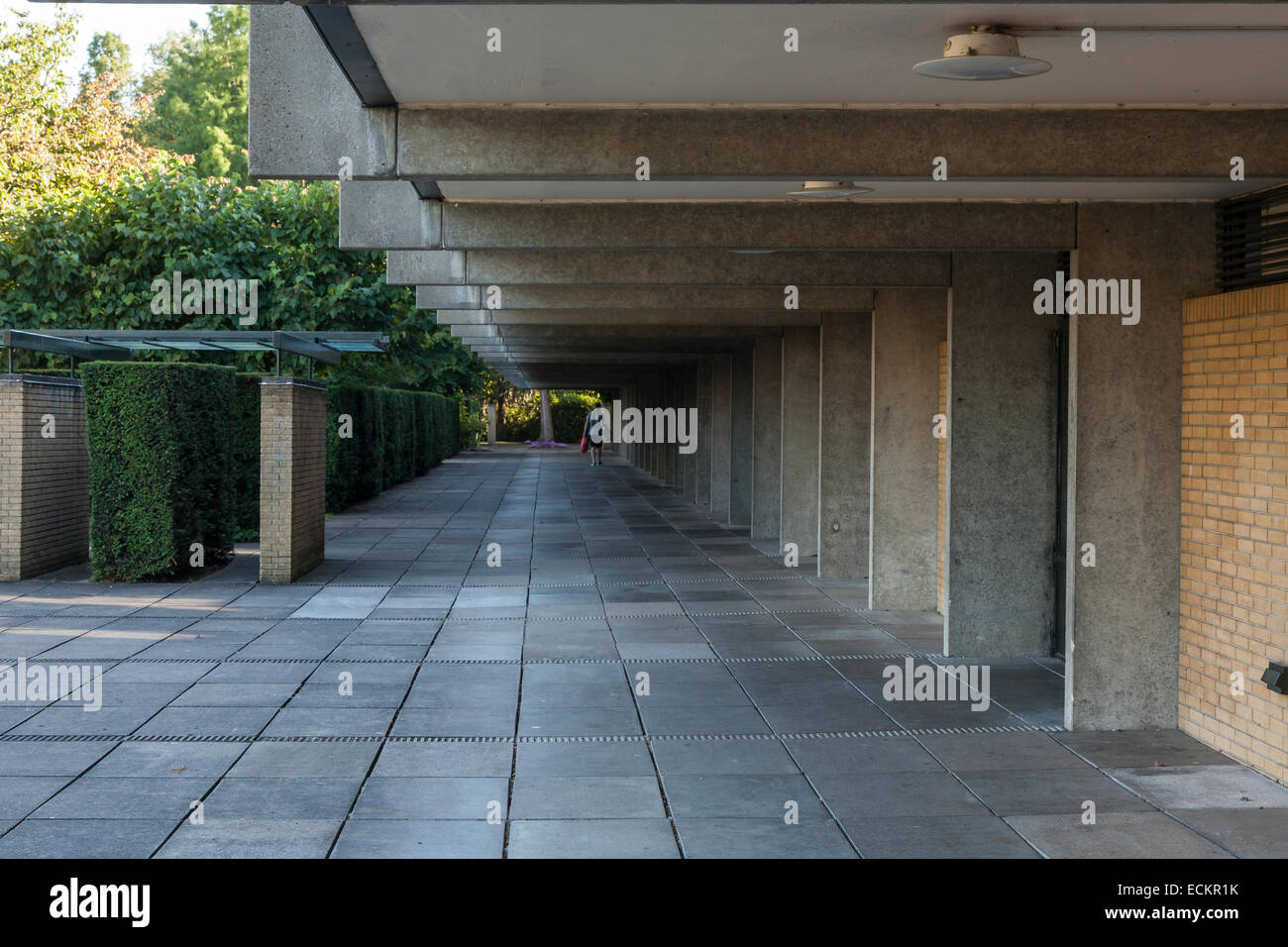 Covered walkway around the quadrangle, St Catherine's College, Oxford ...