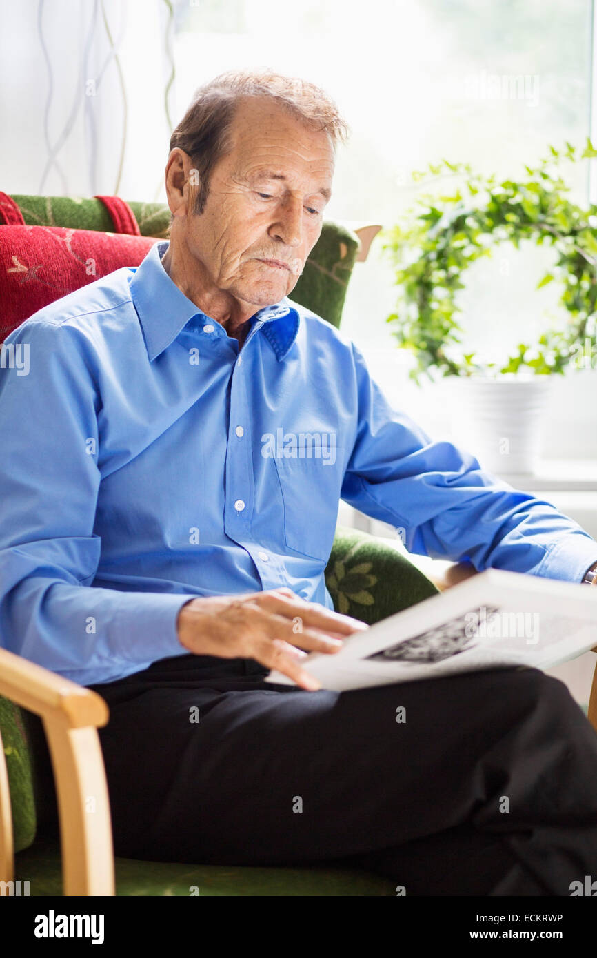 Man reading relaxed book hi-res stock photography and images - Alamy