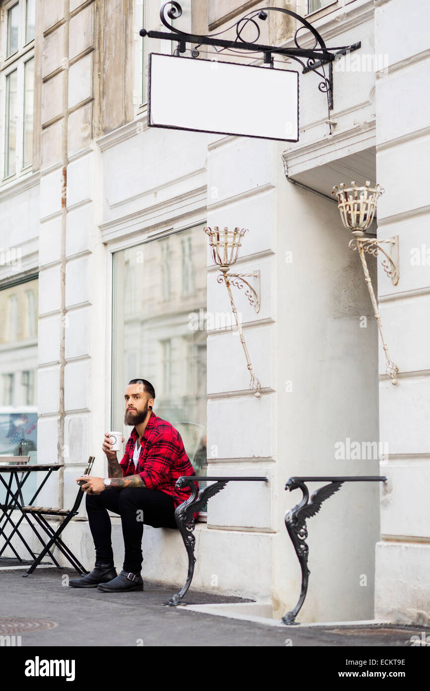 People sitting outside coffee shop hi-res stock photography and images ...