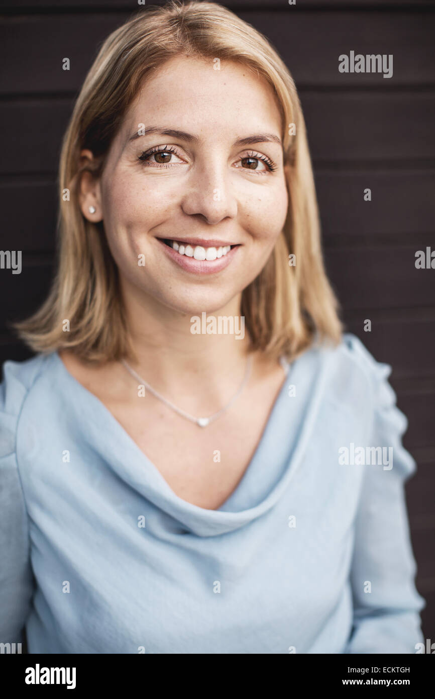 Businesswoman smiles camera hi-res stock photography and images - Alamy