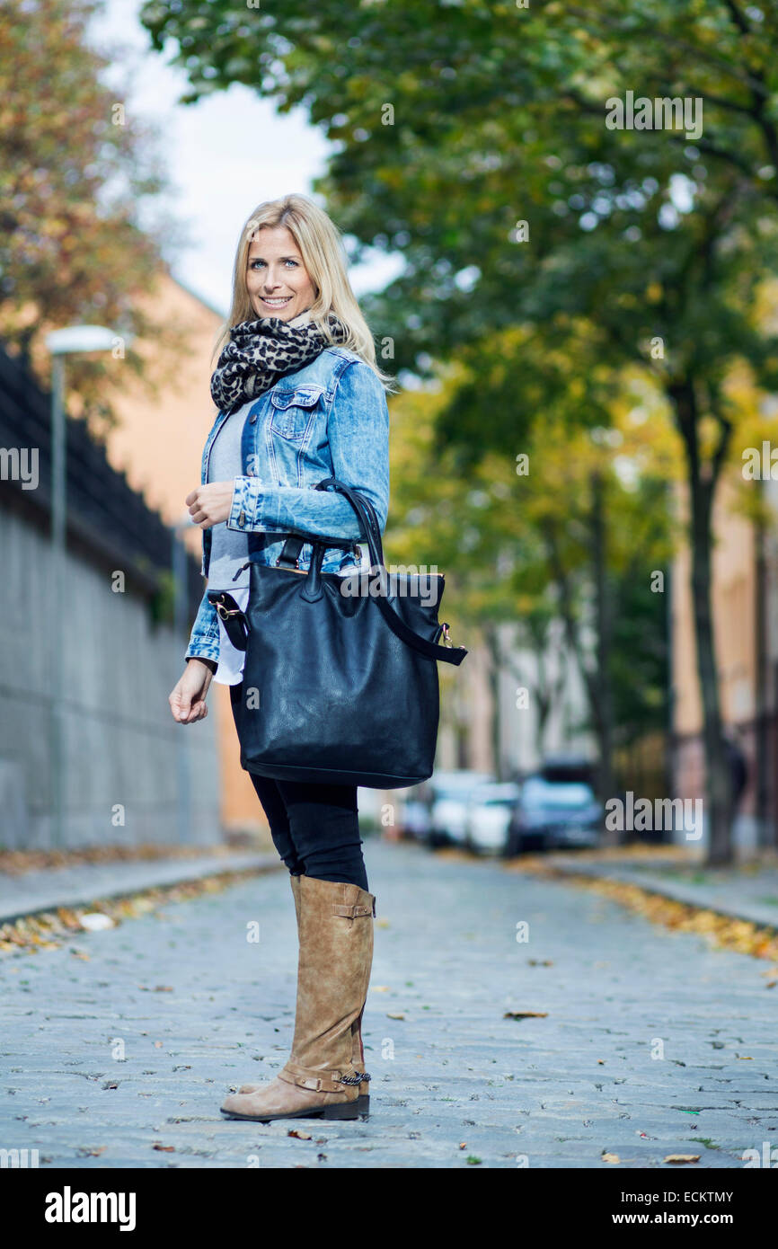 Woman full body portrait hi-res stock photography and images - Alamy