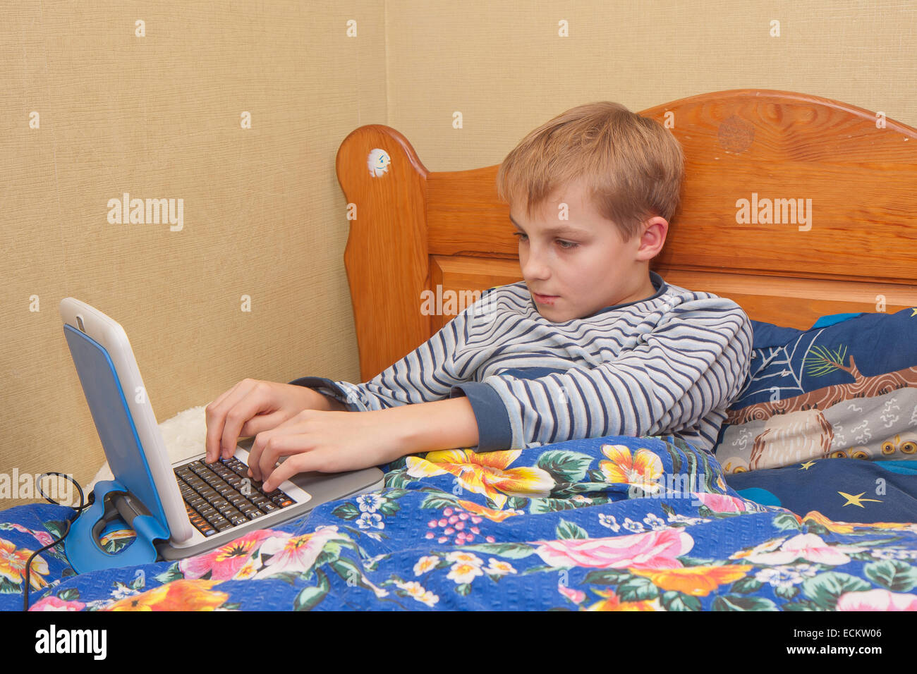 Boy with laptop in bed hi-res stock photography and images - Alamy
