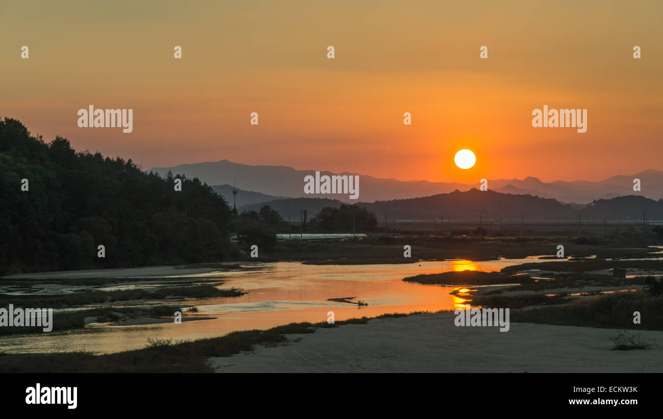 Landscape river mountains sunset hi-res stock photography and images ...