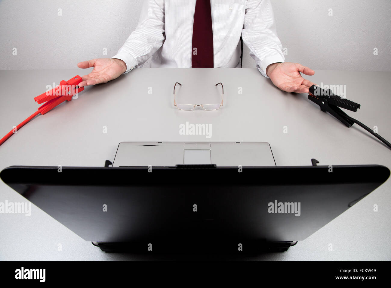 Businessman is charging on the desk in the office Stock Photo - Alamy