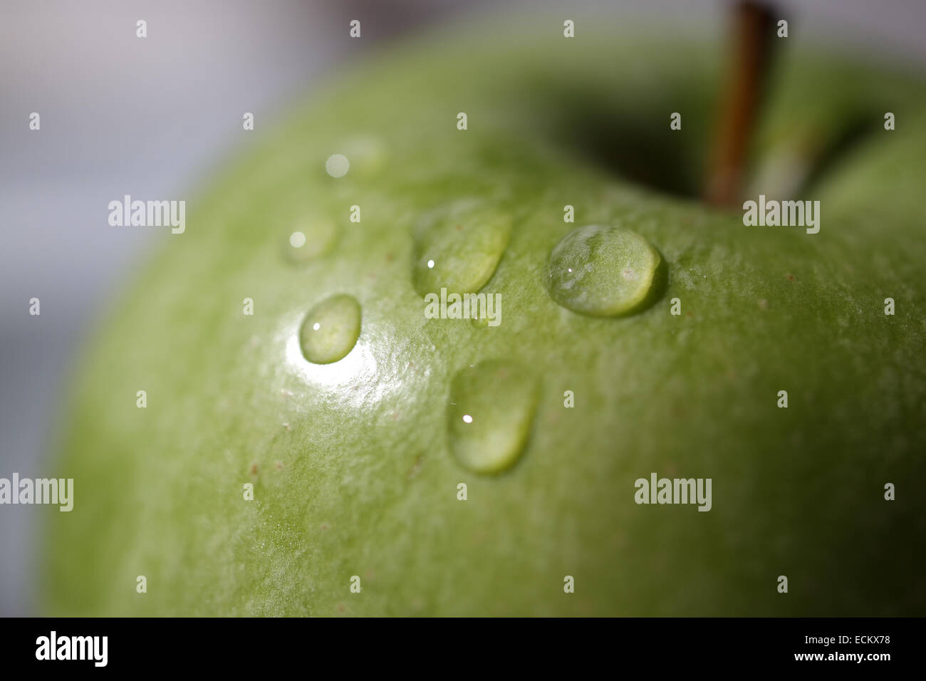 Water drops apple hi-res stock photography and images - Alamy